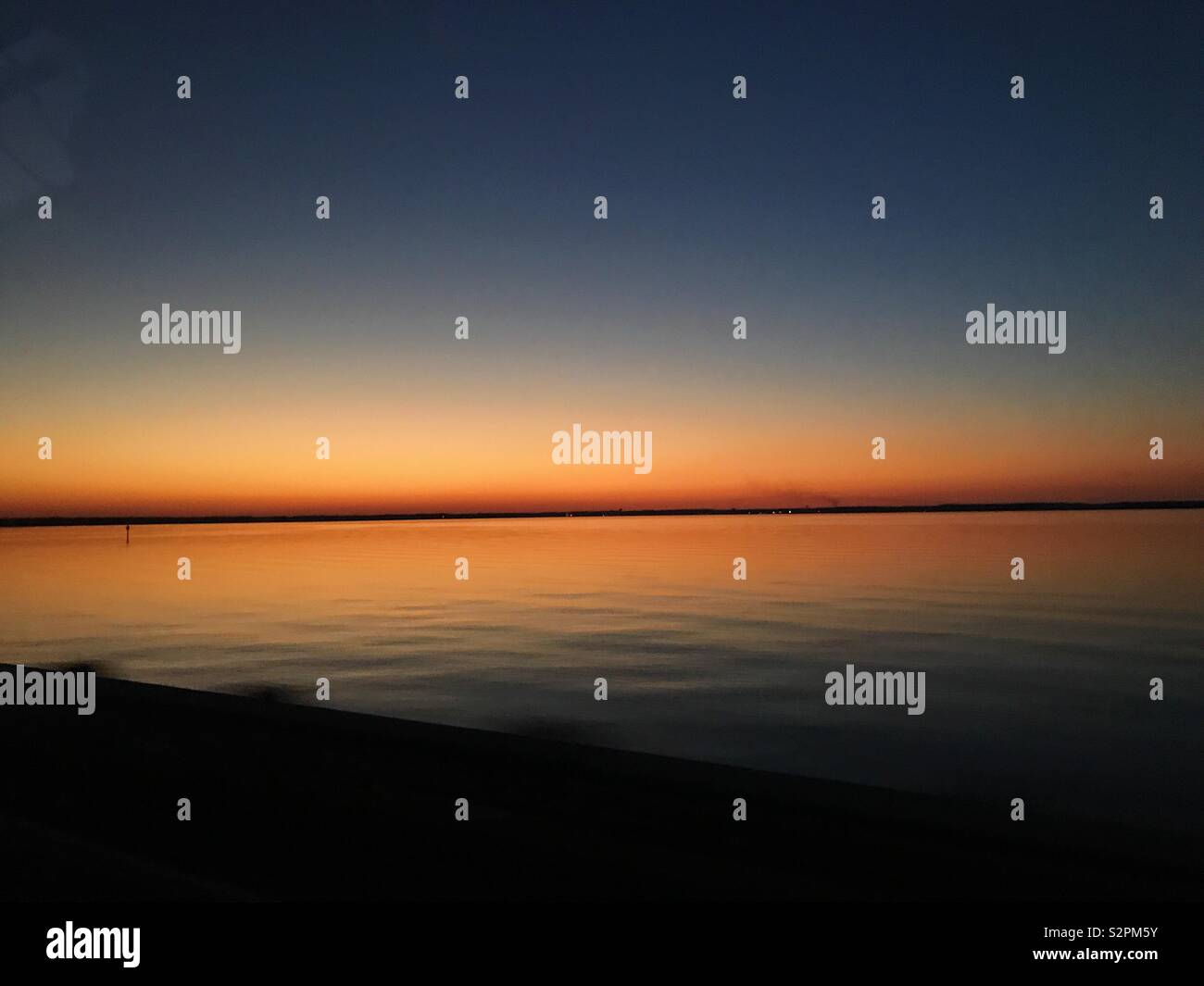 Sunsets on the water hi-res stock photography and images - Alamy