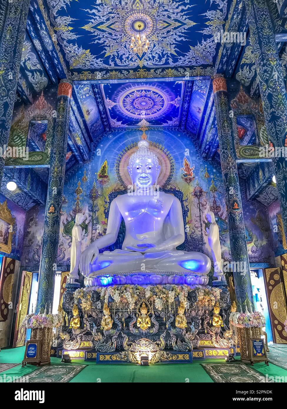 Blue temple hi-res stock photography and images - Alamy
