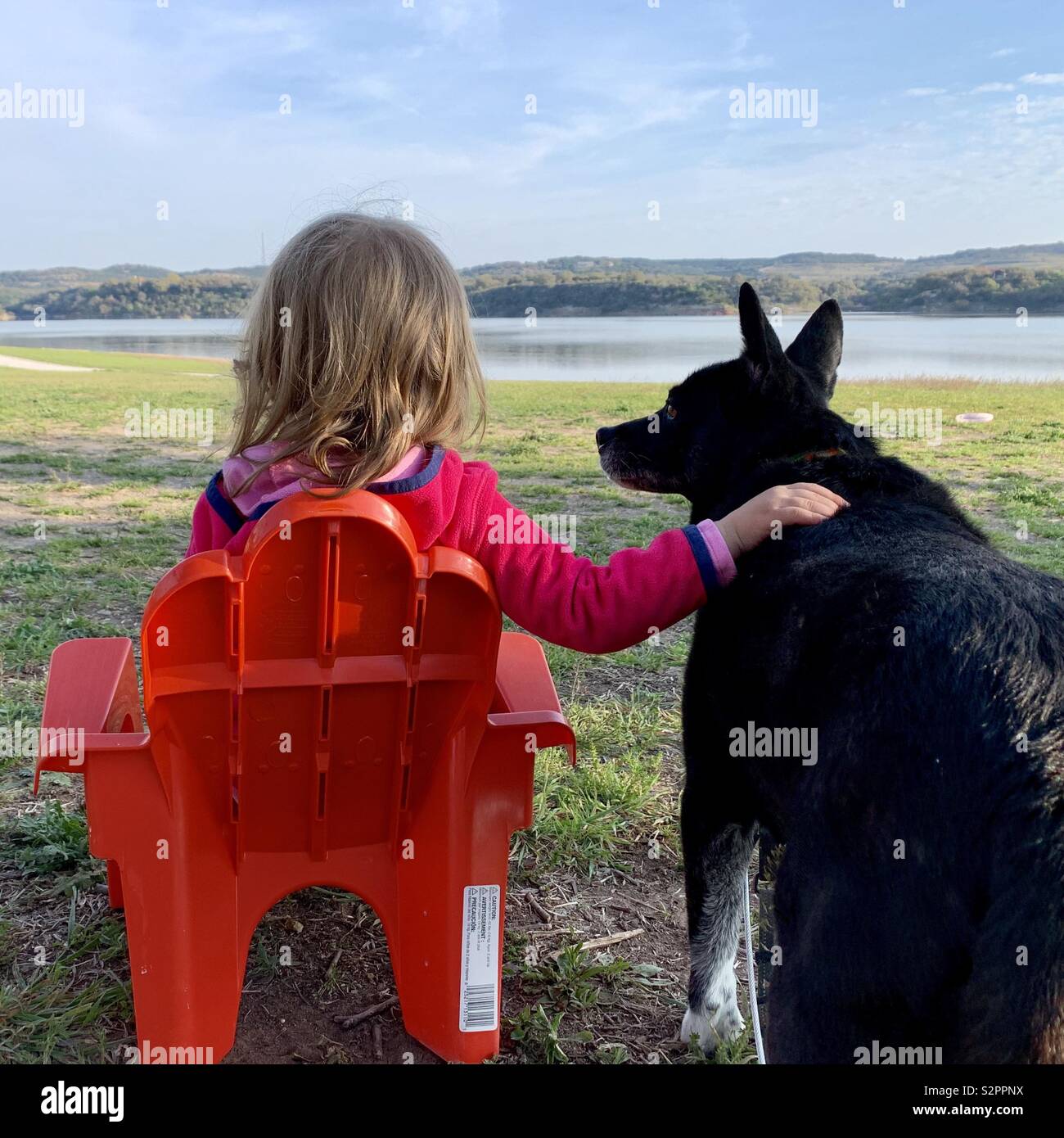 Child by lake hi-res stock photography and images - Alamy