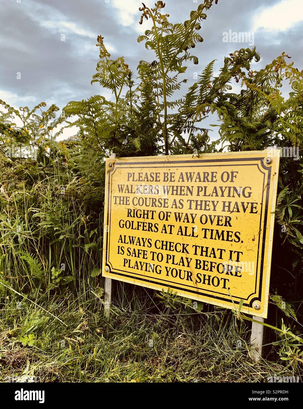 Golf course warning sign hi-res stock photography and images - Alamy