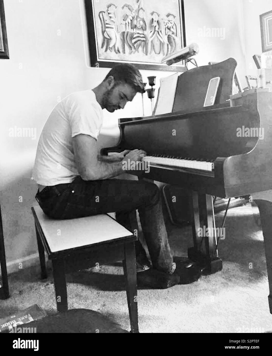 Piano player hi-res stock photography and images - Alamy