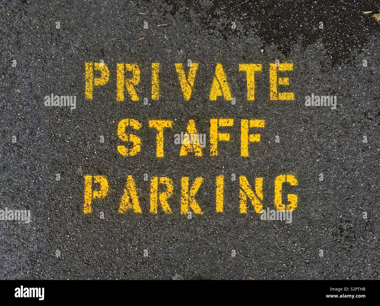 Pavement parking sign hi-res stock photography and images - Alamy