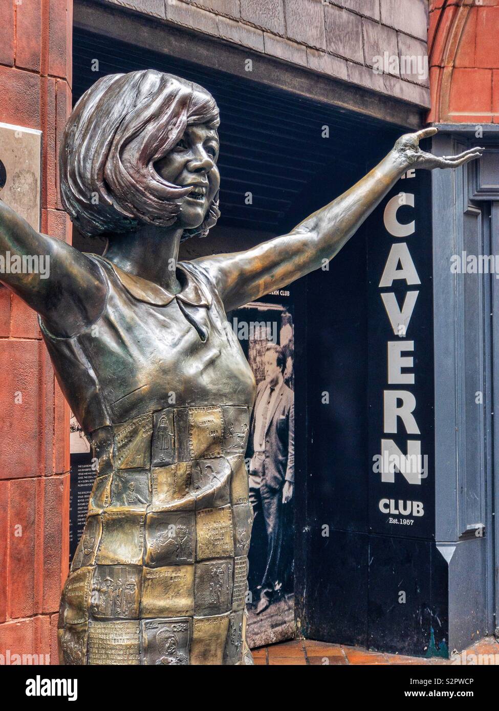 Cavern club liverpool singer at the cavern club liverpool hi-res stock ...