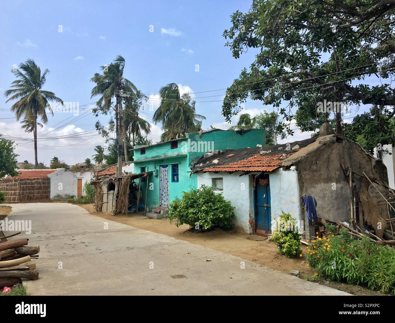 Village road india hi-res stock photography and images - Alamy