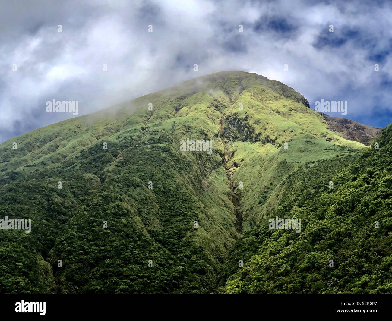 Mt bulusan hi-res stock photography and images - Alamy
