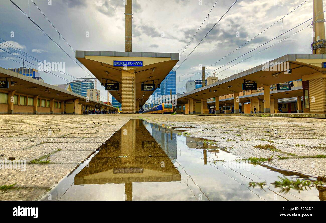 Wet railroad tracks hi-res stock photography and images - Alamy