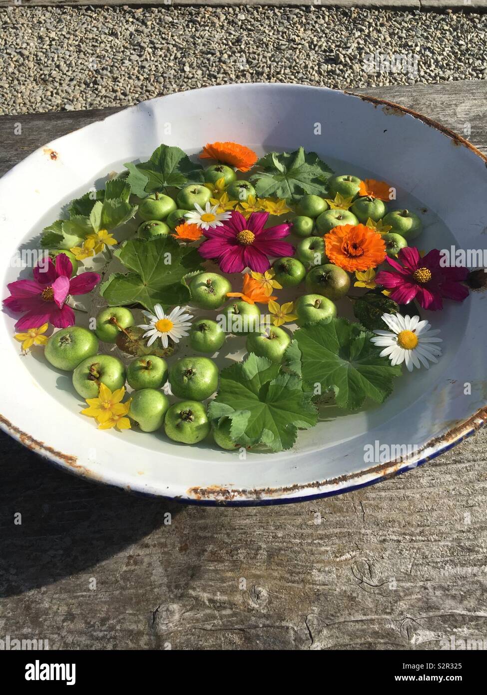 Floating apples hi-res stock photography and images - Alamy