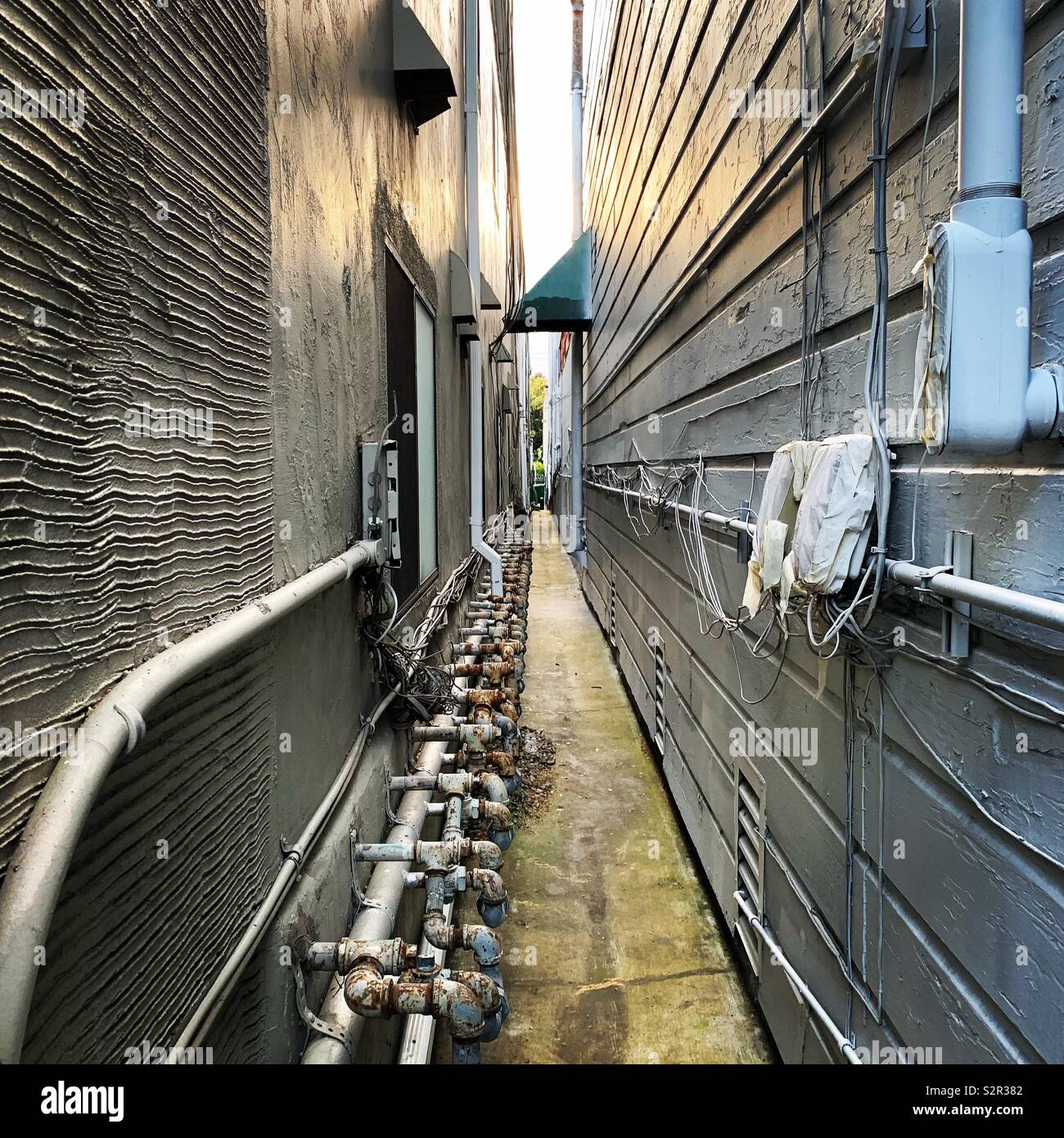 Tight way hi-res stock photography and images - Alamy