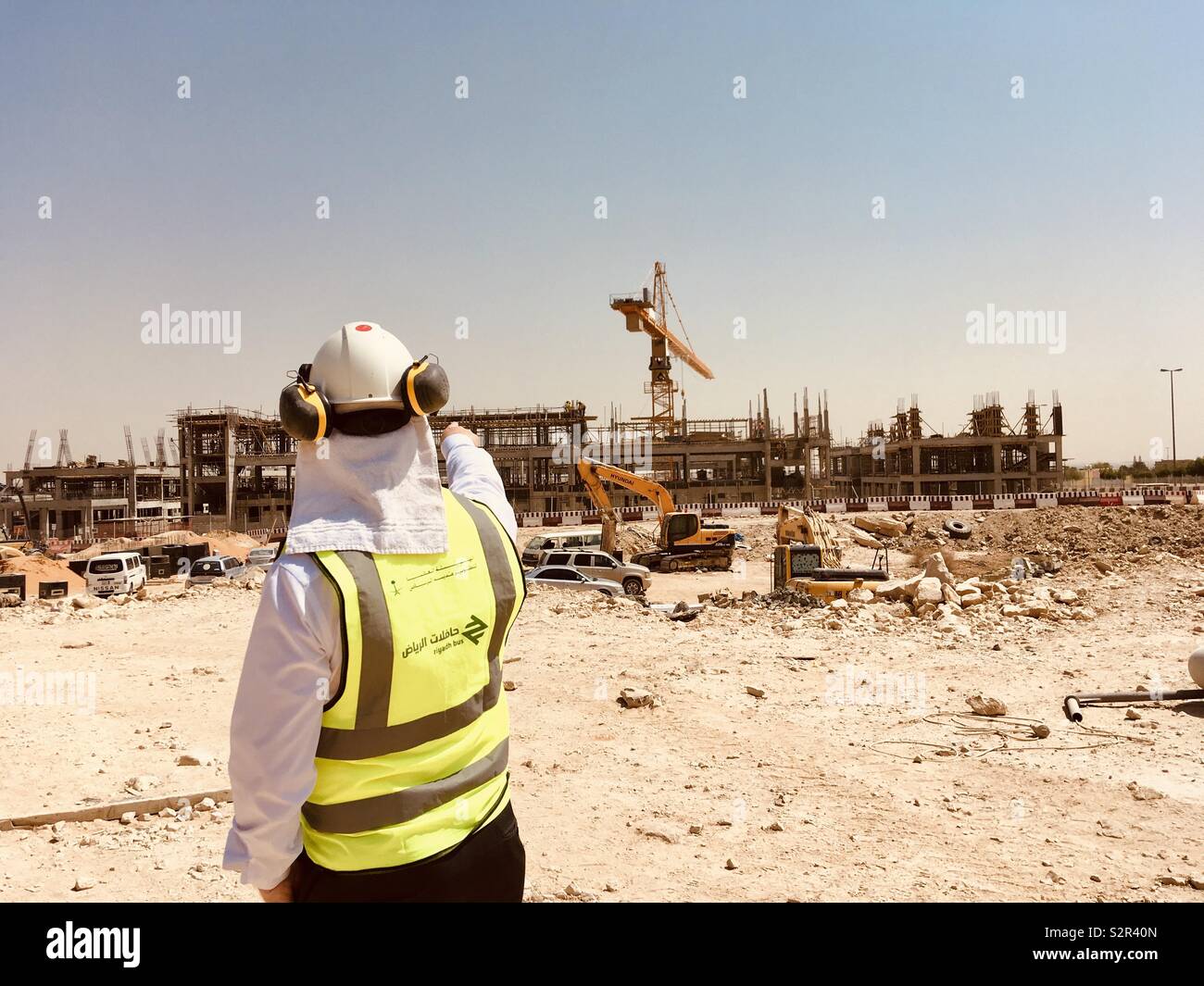 Man pointing at construction in the Saudi desert In Riyadh Stock Photo ...