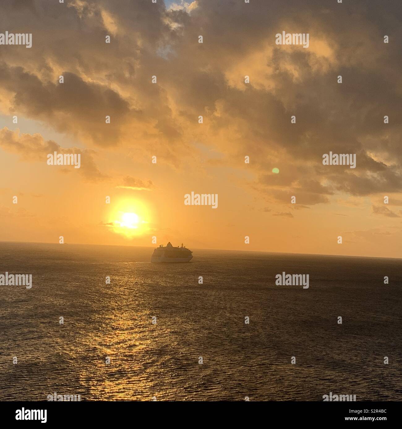 Gold sailing ship hi-res stock photography and images - Alamy