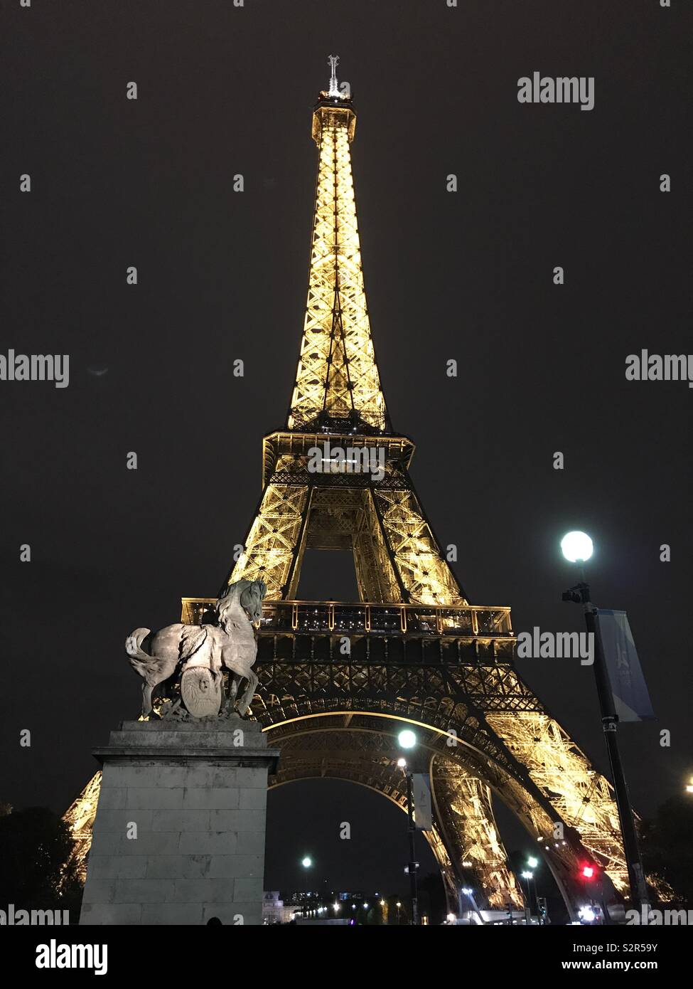 Eiffel Tower lit up at night Stock Photo - Alamy Eiffel Tower lit up at night Stock Photo - Alamy