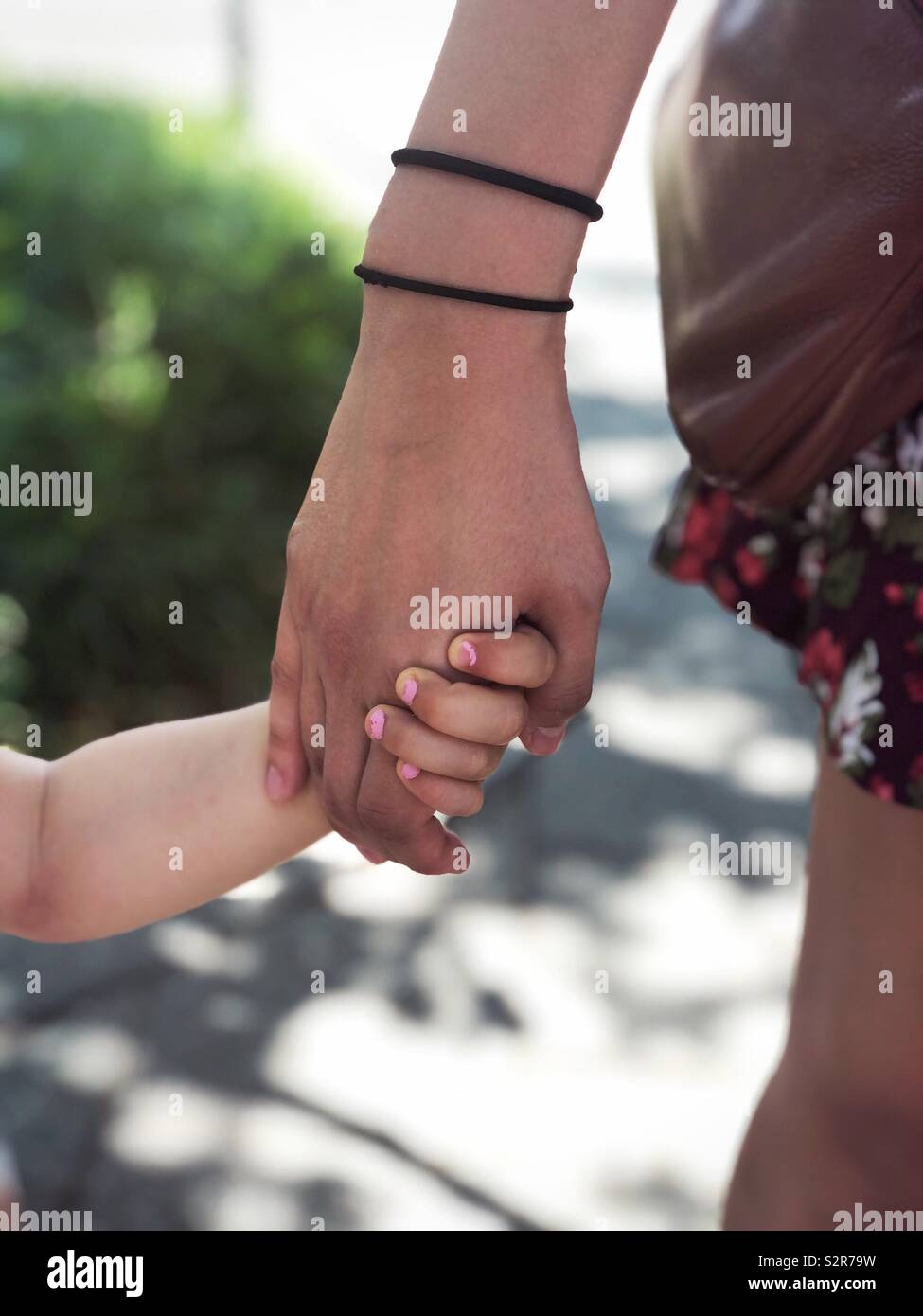 Hand holding hands hi-res stock photography and images - Alamy