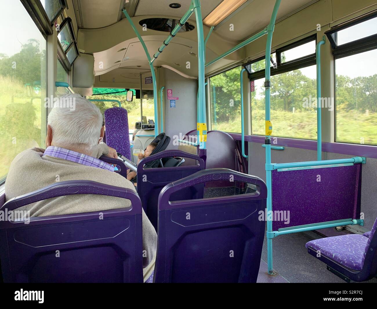 Purple bus hi-res stock photography and images - Alamy
