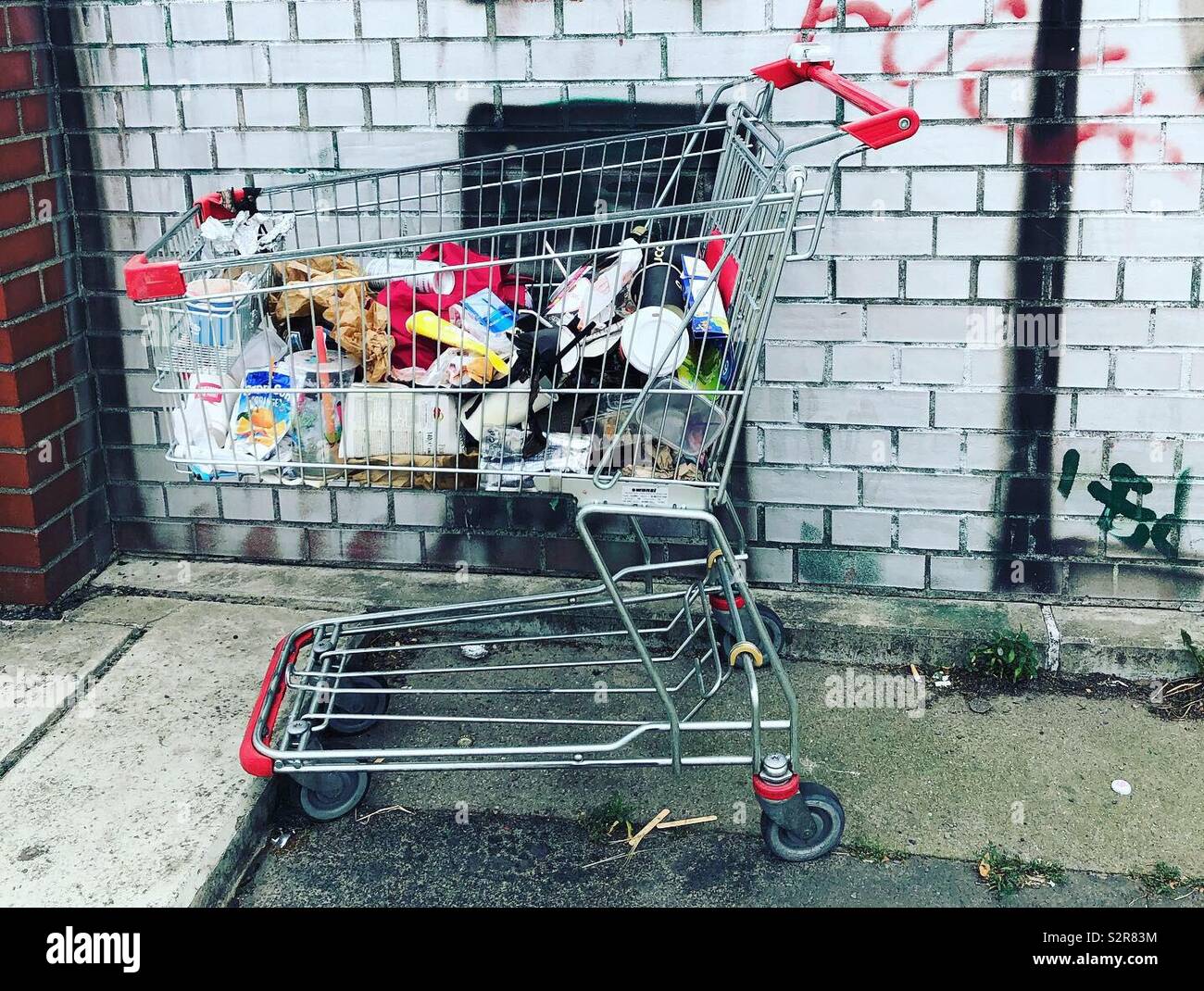 Abandoned shopping trolley full of rubbish Stock Photo - Alamy