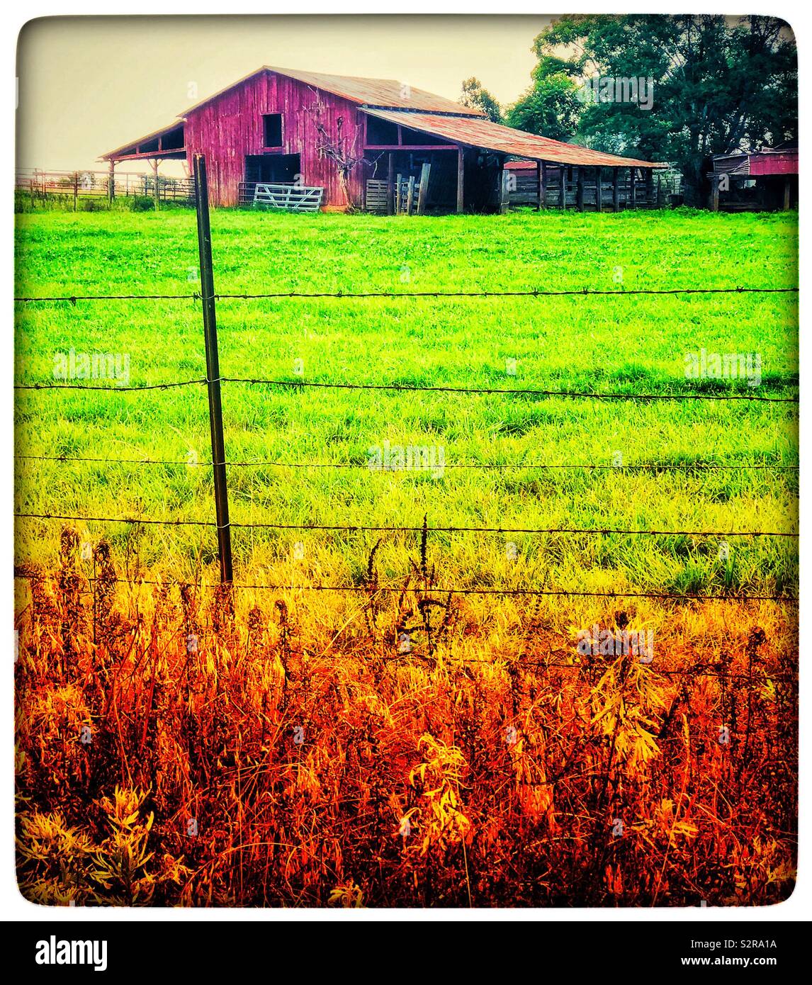 Red barn with fence hi-res stock photography and images - Alamy