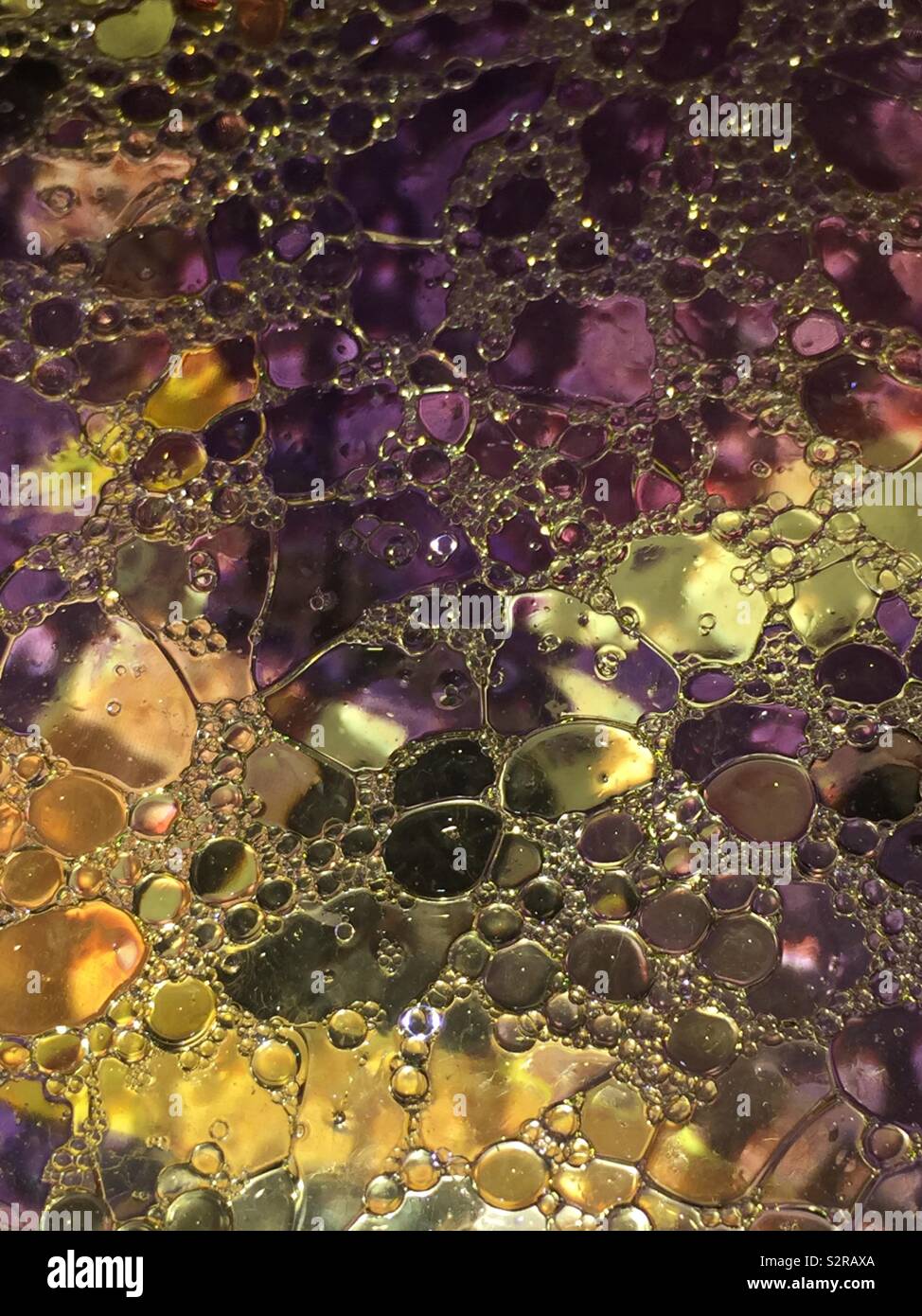 Oil patterns in water hi-res stock photography and images - Alamy