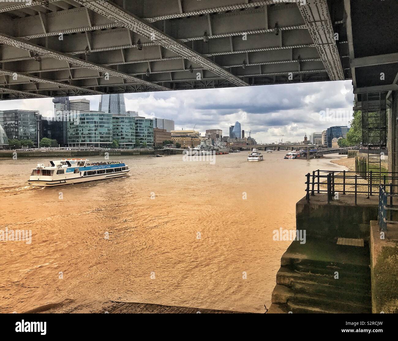 Underside of a london bridge hi-res stock photography and images - Alamy