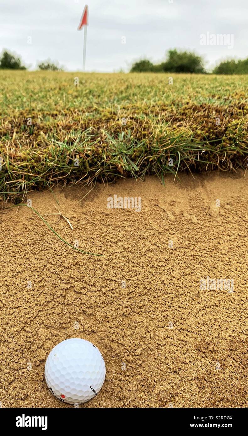 Golf ball in sand bunker hi-res stock photography and images - Alamy