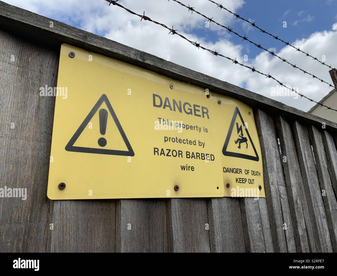 Danger razor wire sign hi-res stock photography and images - Alamy