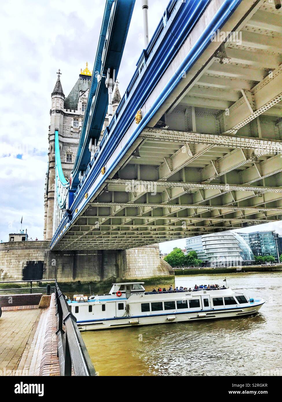 Cruise ship passing under tower bridge hi-res stock photography and ...