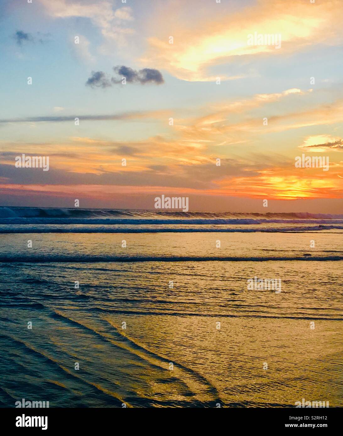 Waves tide hi-res stock photography and images - Alamy