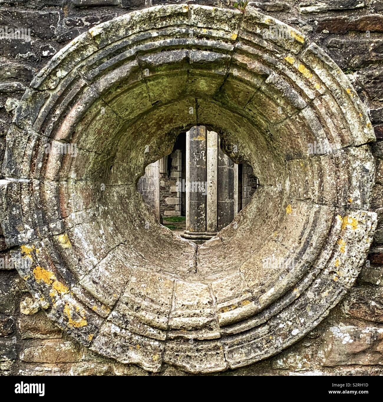 Round stone pillars hi-res stock photography and images - Alamy