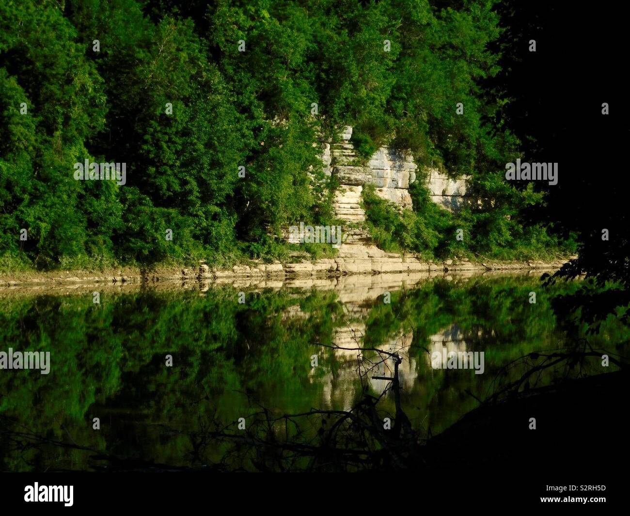 Stunning sunrise reflections on the Kentucky river by campsite Stock ...
