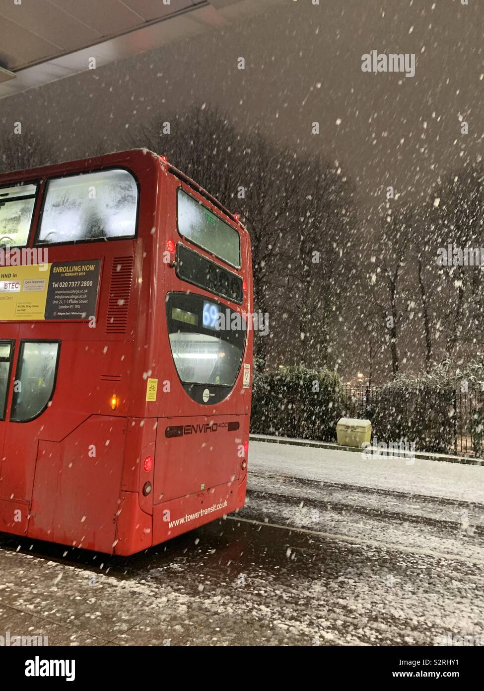 Red tfl buses hi-res stock photography and images - Alamy