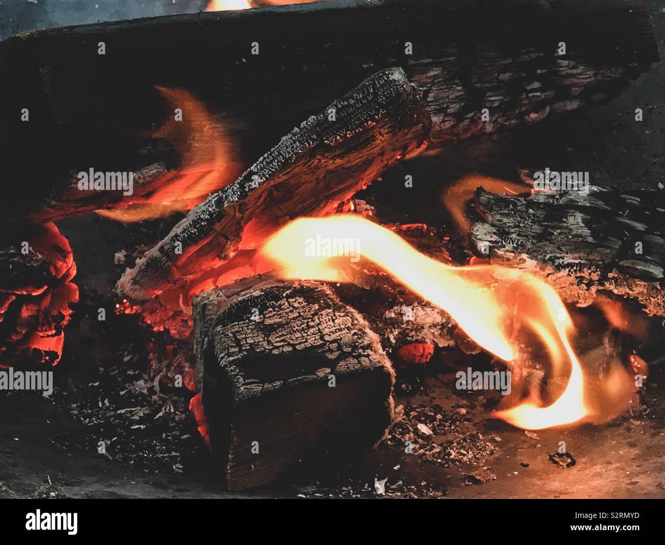 Fire burning wood hi-res stock photography and images - Alamy