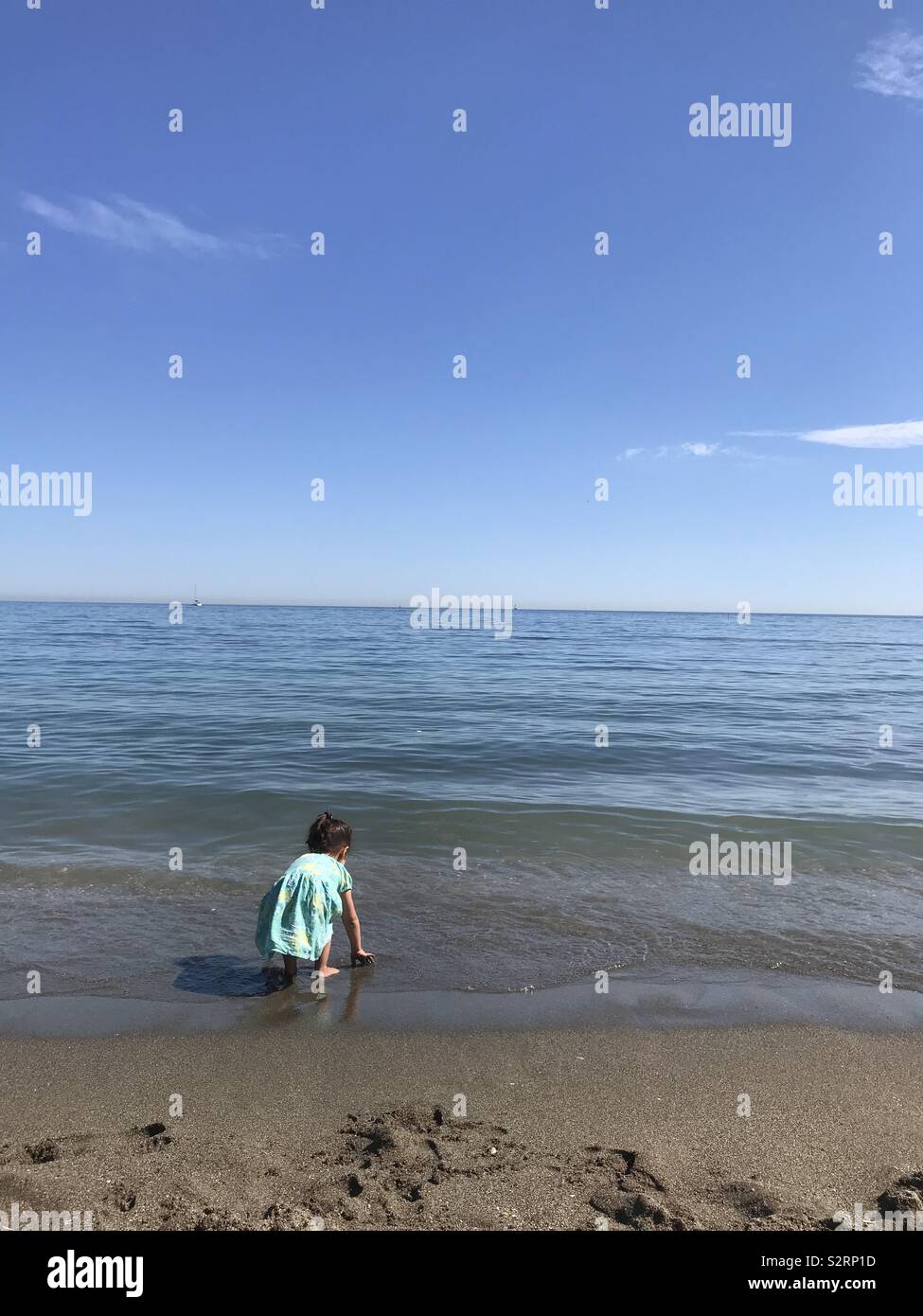 Child and the sea hi-res stock photography and images - Alamy