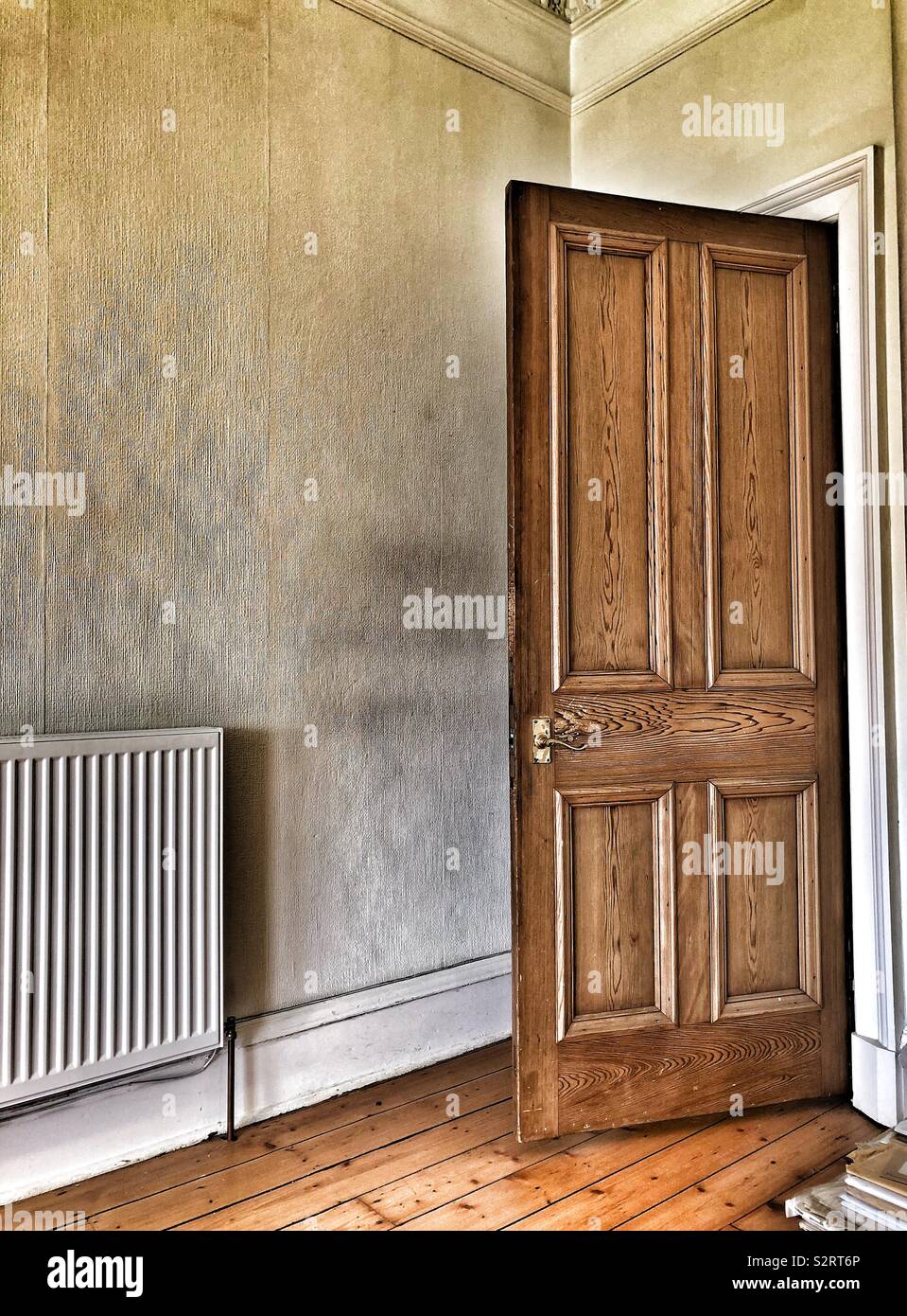 Internal wooden door in empty room Stock Photo - Alamy