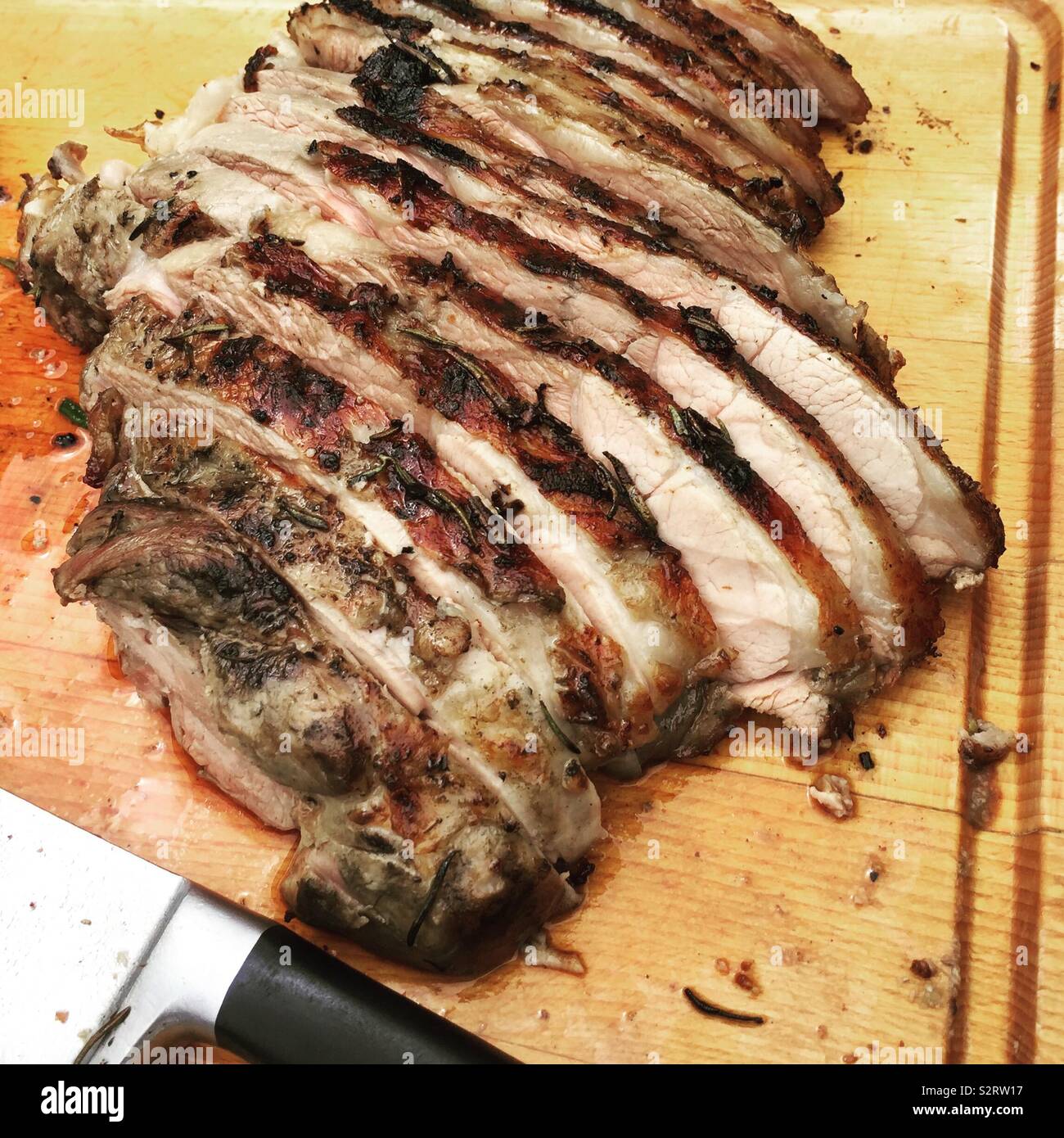 Barbecued leg of lamb sliced up to serve Stock Photo - Alamy