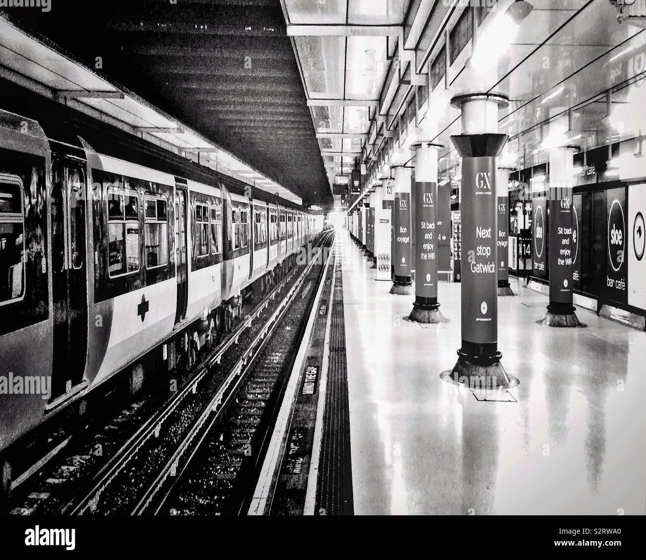 Victoria station platform hi-res stock photography and images - Alamy