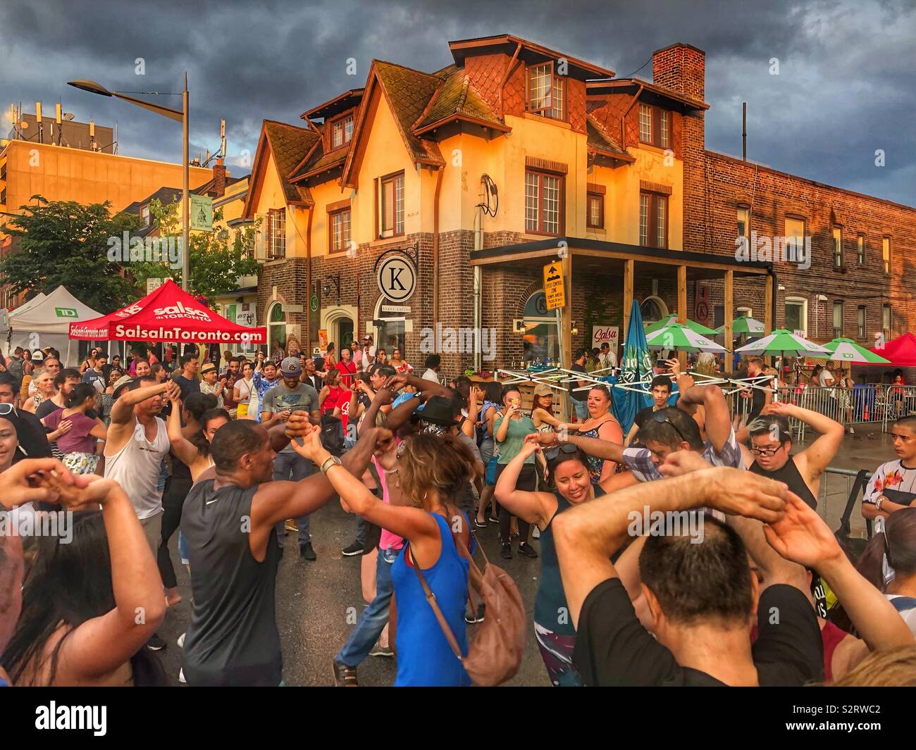 Dancing group salsa hi-res stock photography and images - Alamy