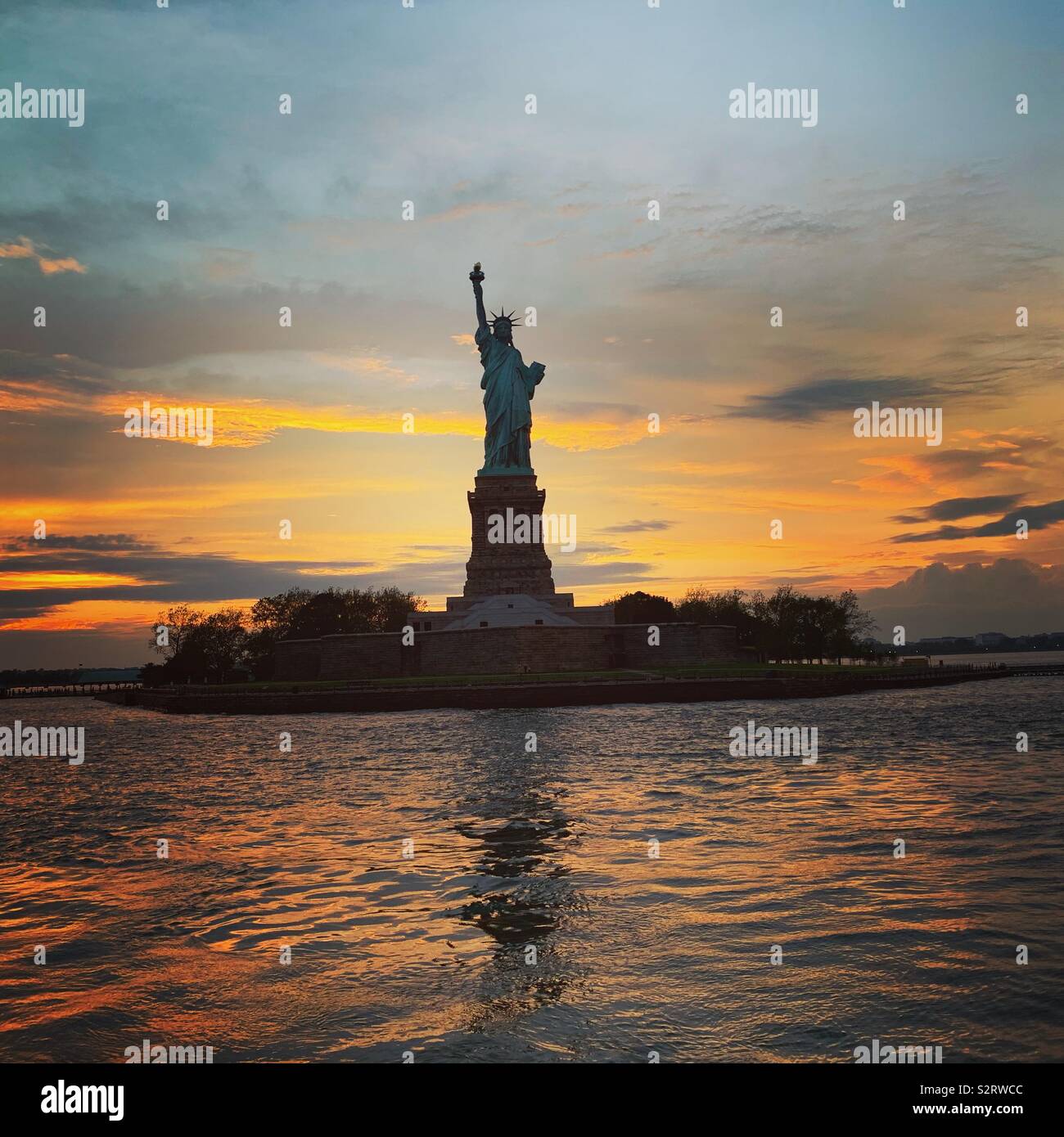 Sunset of statue of liberty hi-res stock photography and images - Alamy