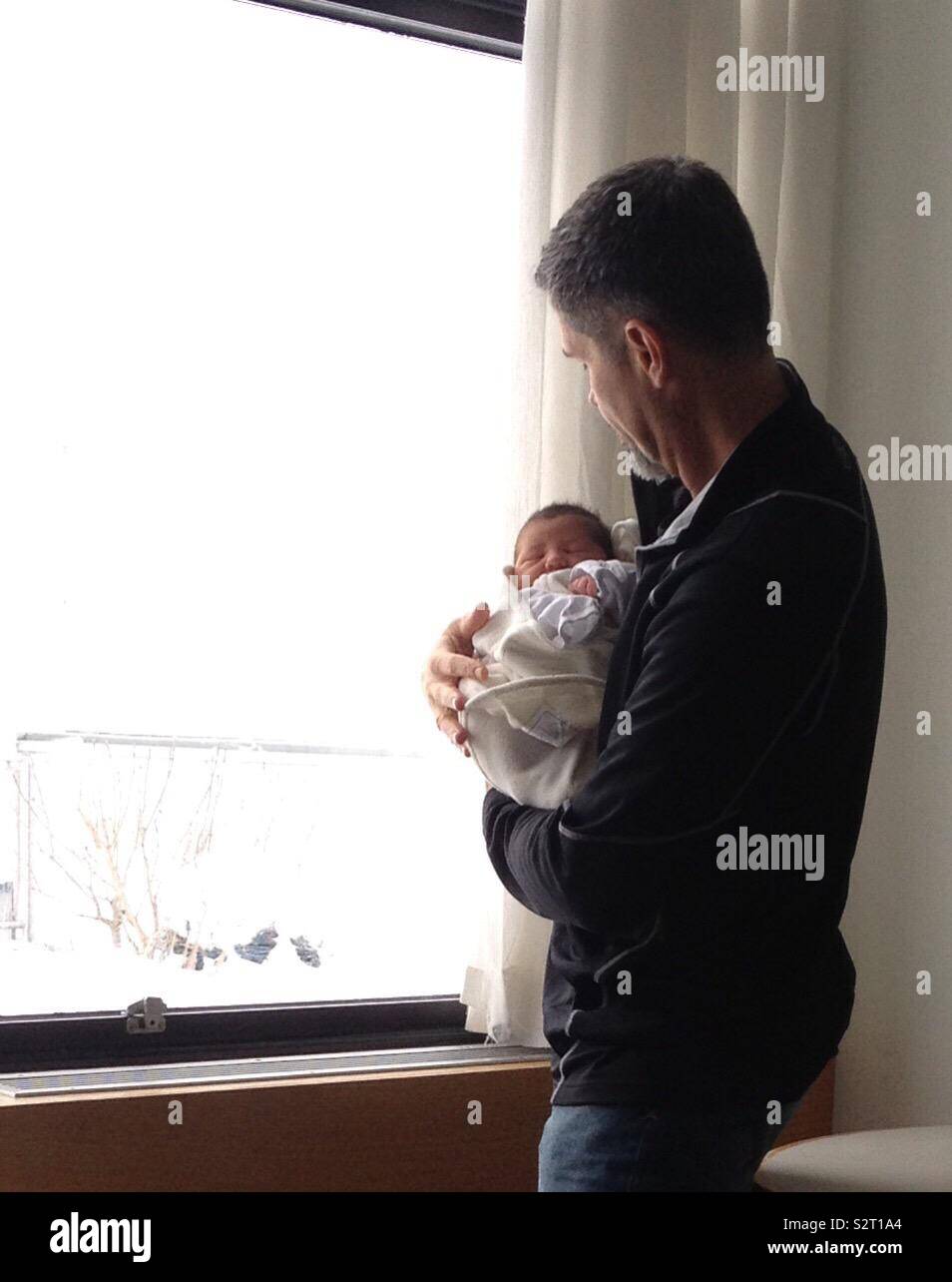 Father with new born baby hi-res stock photography and images - Alamy