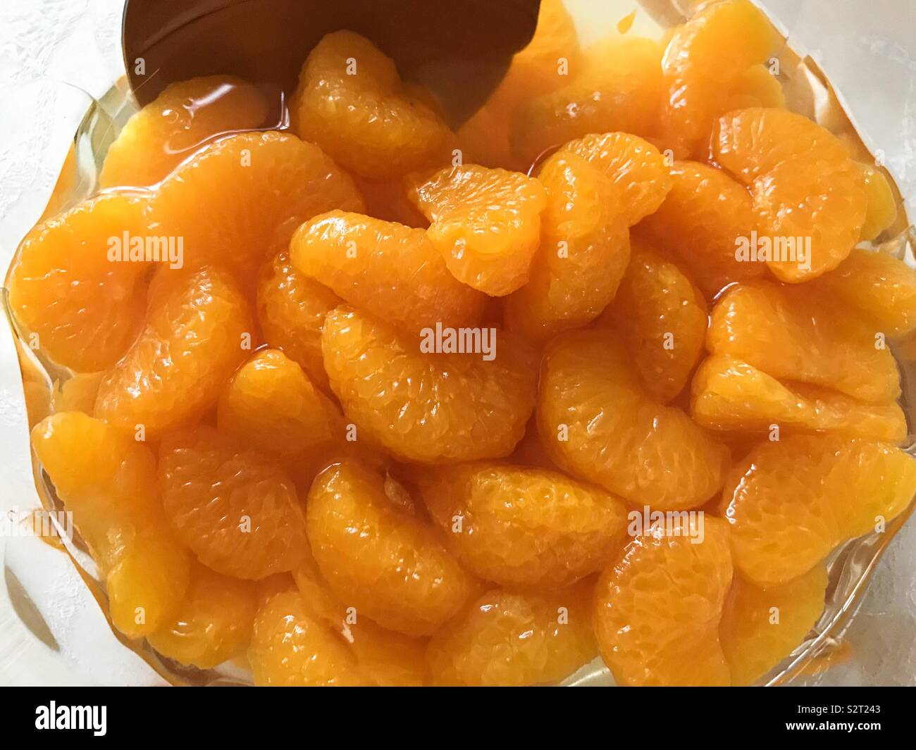 Mandarin orange segments from a tin Stock Photo - Alamy