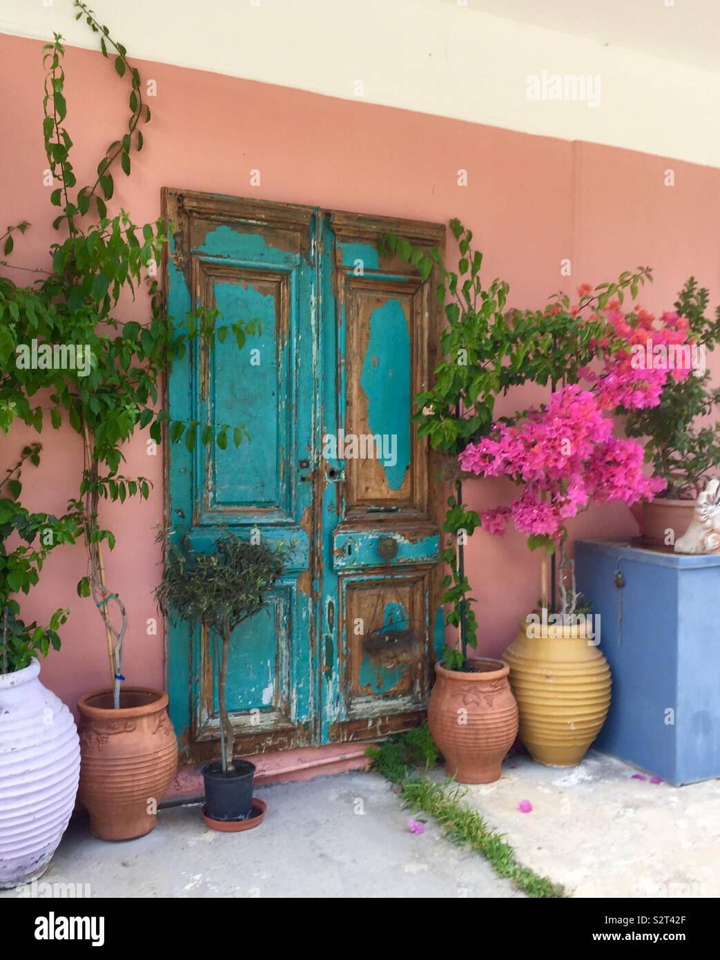 Greek door hi-res stock photography and images - Alamy