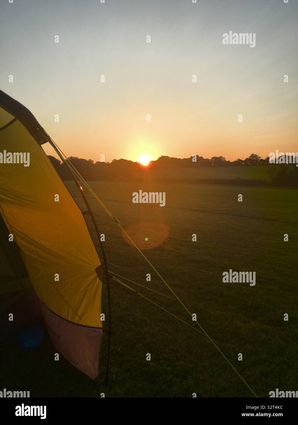 Golden hour camping hi-res stock photography and images - Alamy