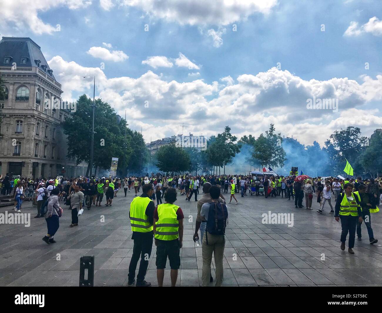 Yellow vest demonstration in Paris Stock Photo - Alamy
