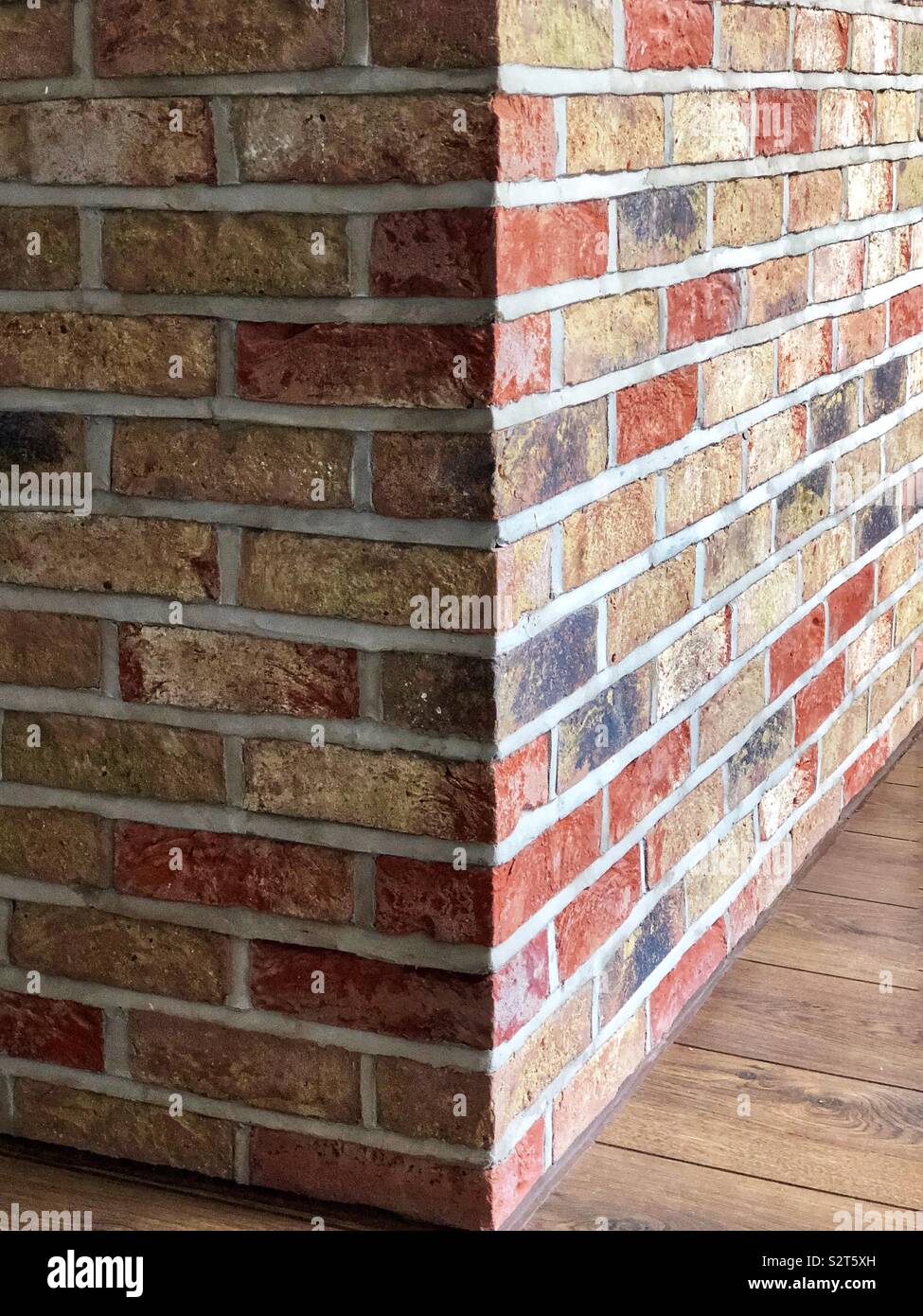 Brick wall corner hi-res stock photography and images - Alamy