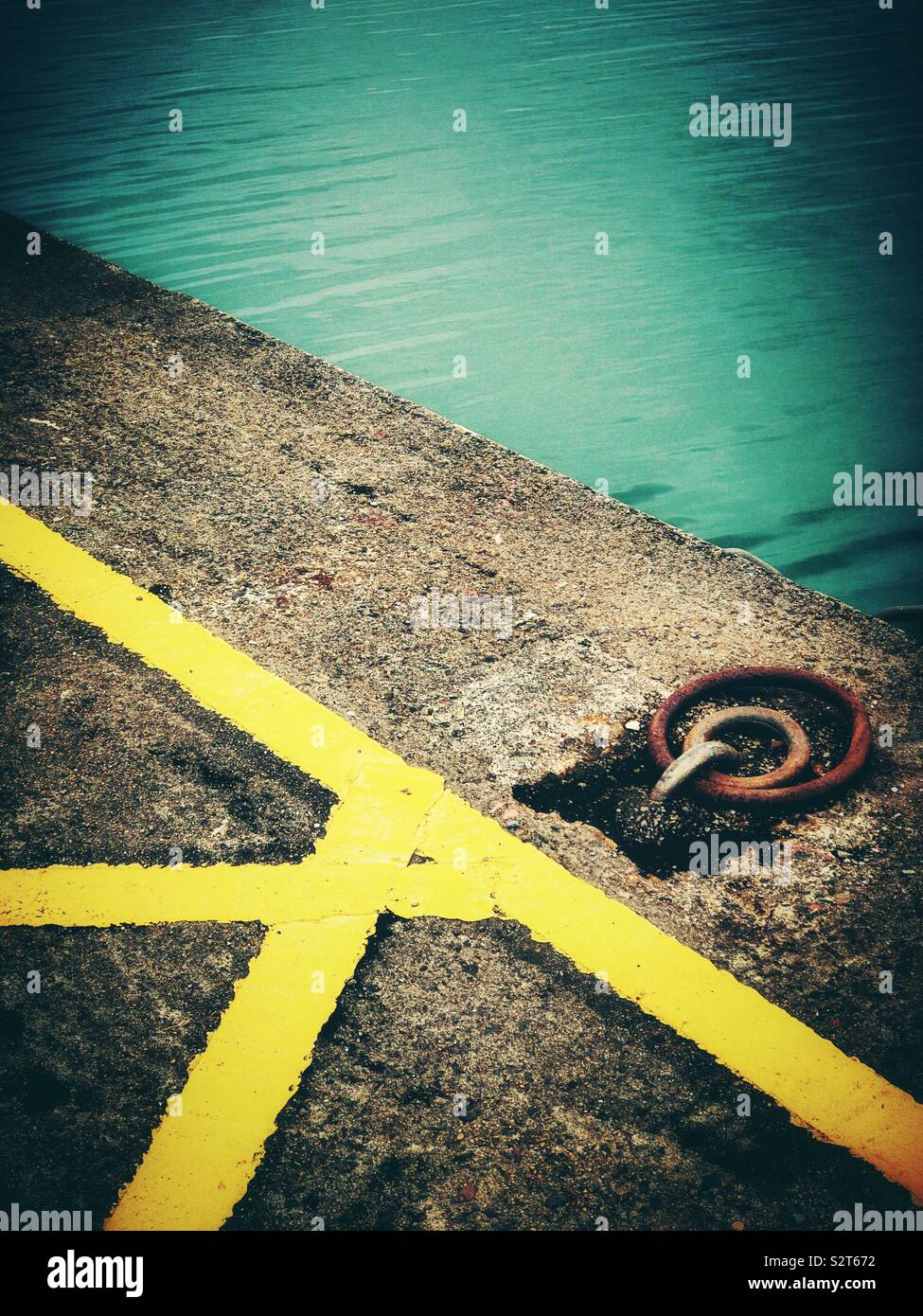 Yellow road markings hi-res stock photography and images - Alamy