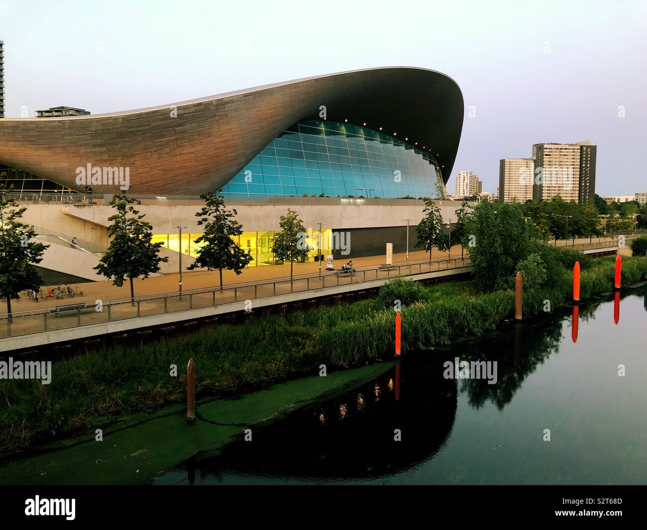 The aquatic centre at the 2012 olympic park hi-res stock photography ...