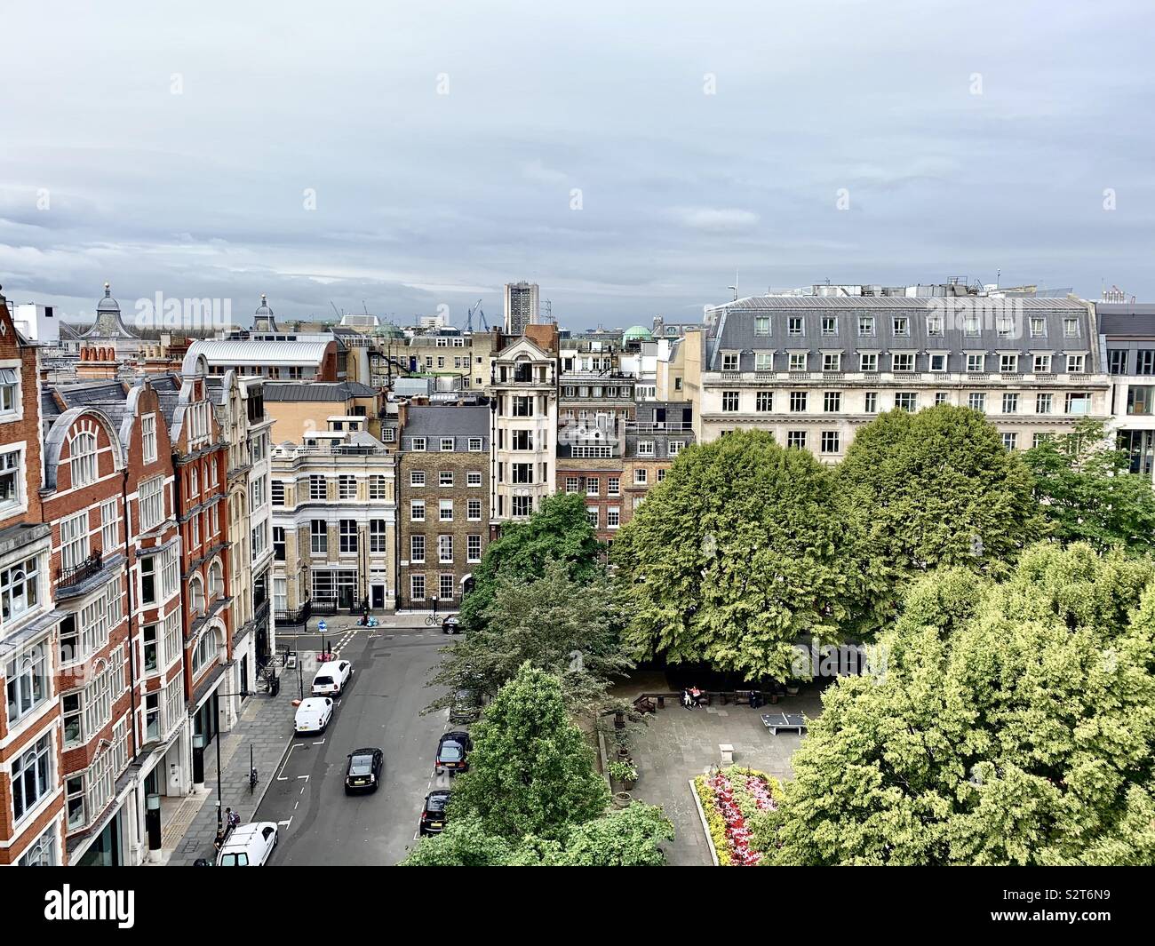 Green london urban square hi-res stock photography and images - Alamy