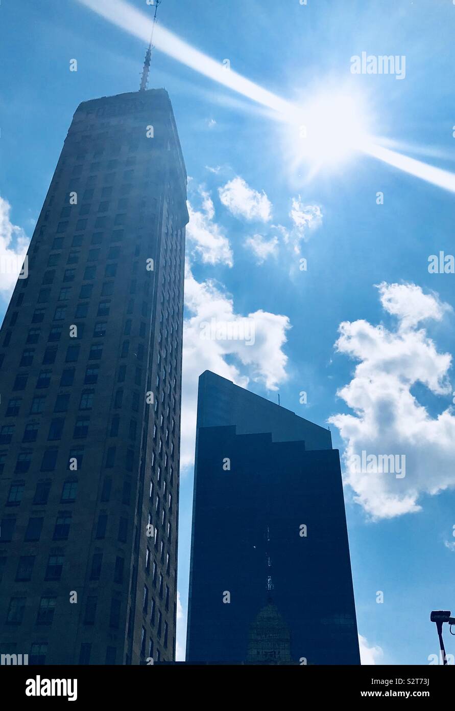 Sun reflecting of buildings hi-res stock photography and images - Alamy