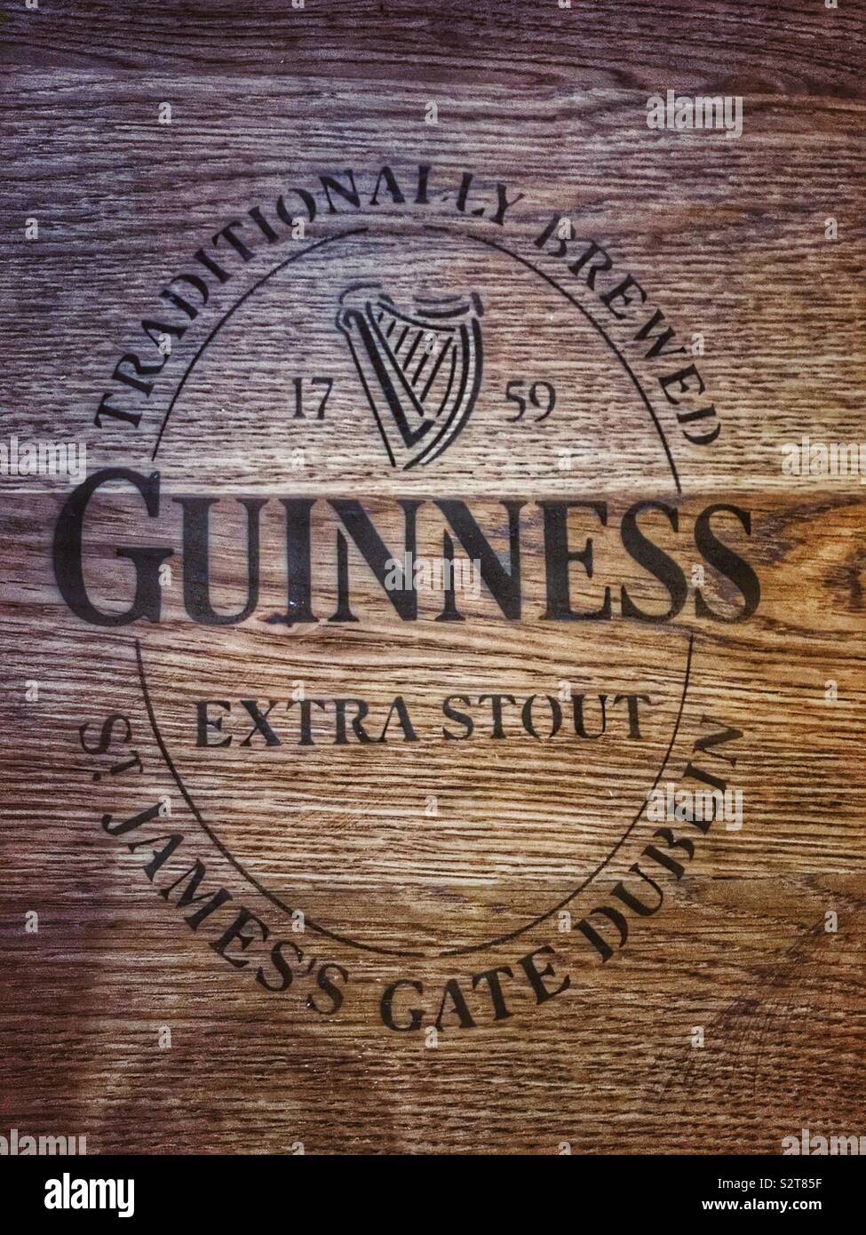 Guinness logo hi-res stock photography and images - Alamy