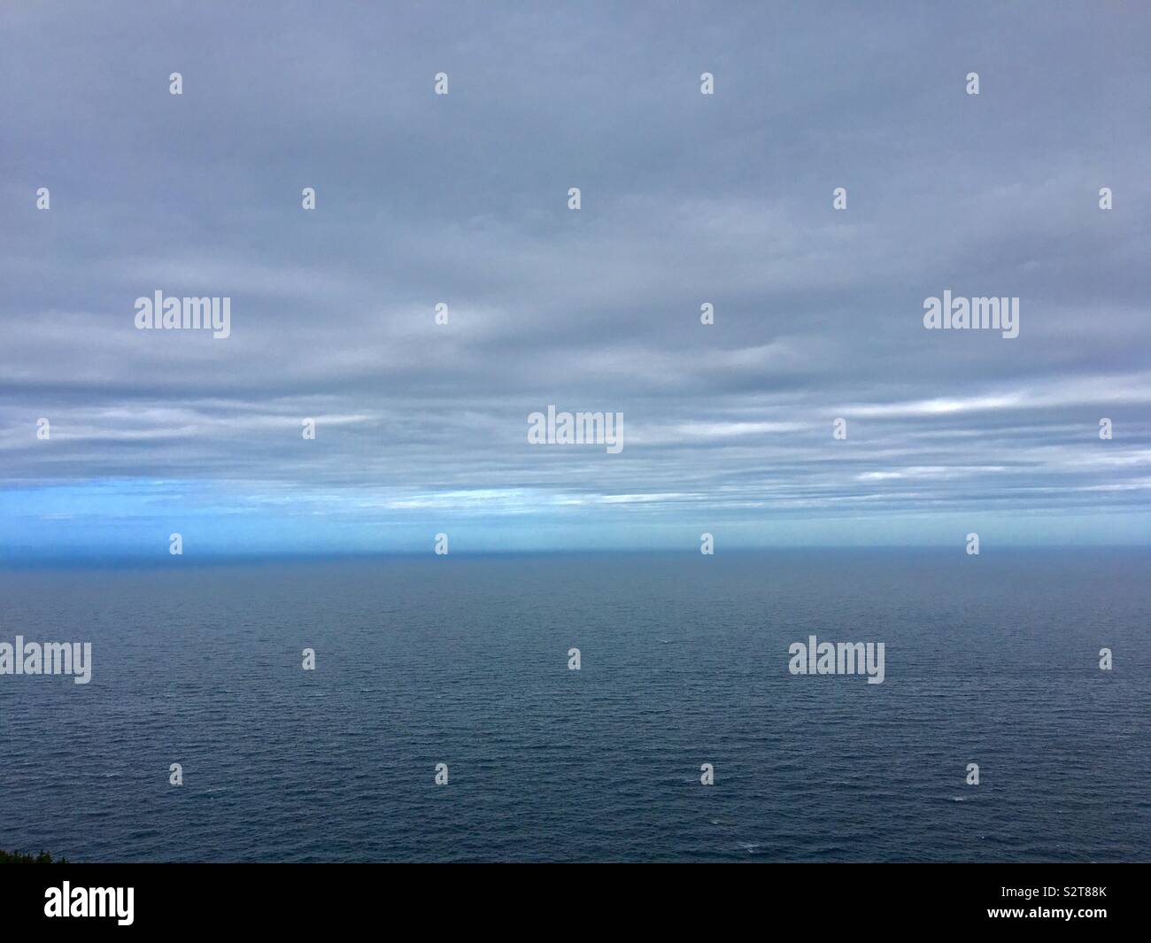 Calm Ocean view to the horizon and cloudy skies Stock Photo - Alamy