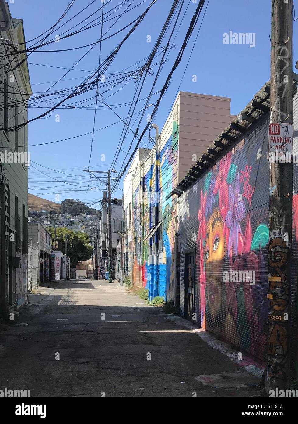 Graffiti alleyway hi-res stock photography and images - Alamy