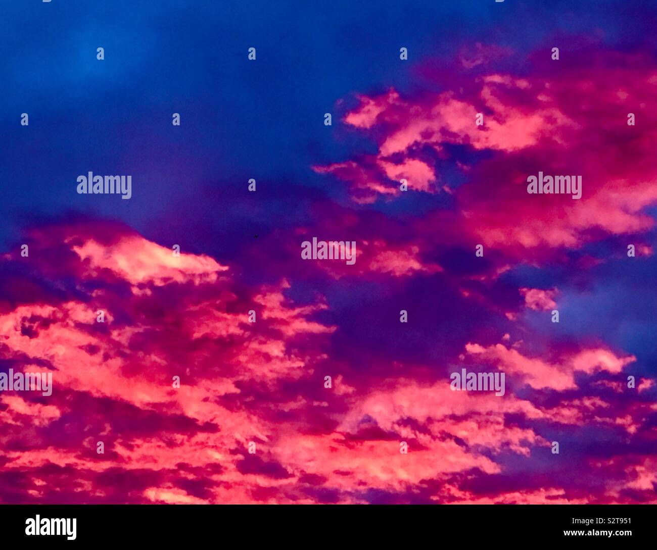 Red clouds hi-res stock photography and images - Alamy
