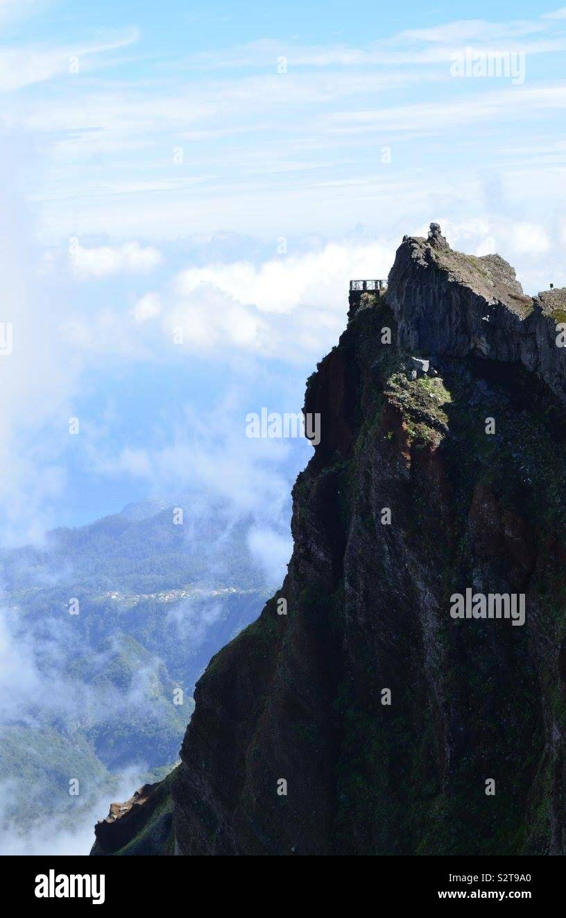 Madeira hiking cliff mountain cloud and view Stock Photo - Alamy